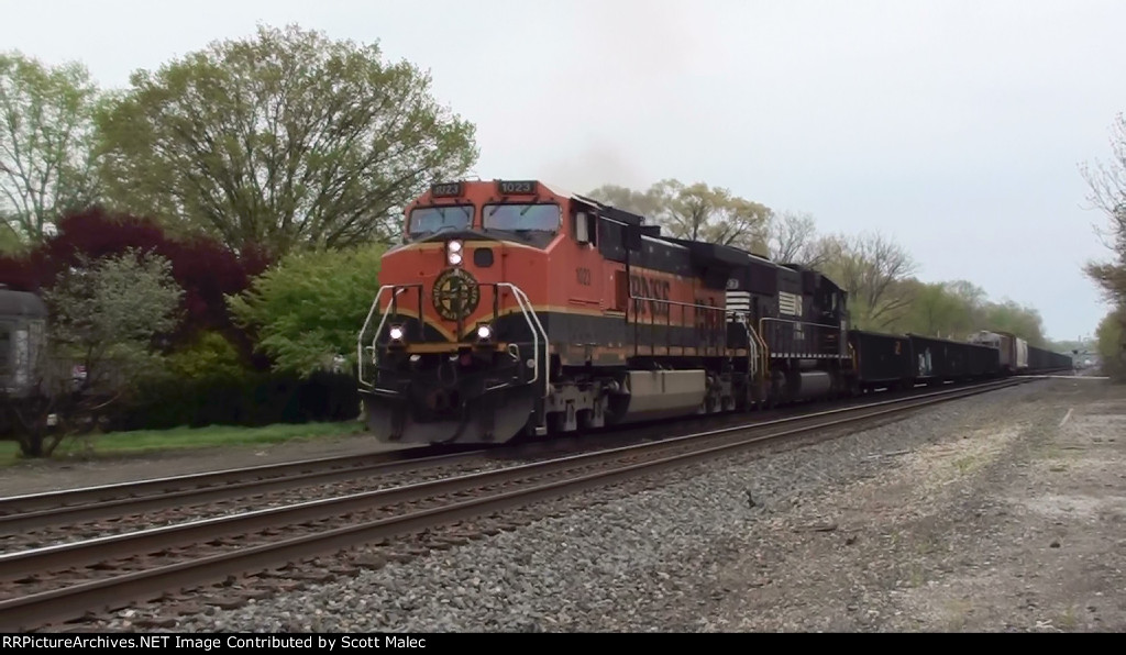 BNSF 1023 & NS 2527